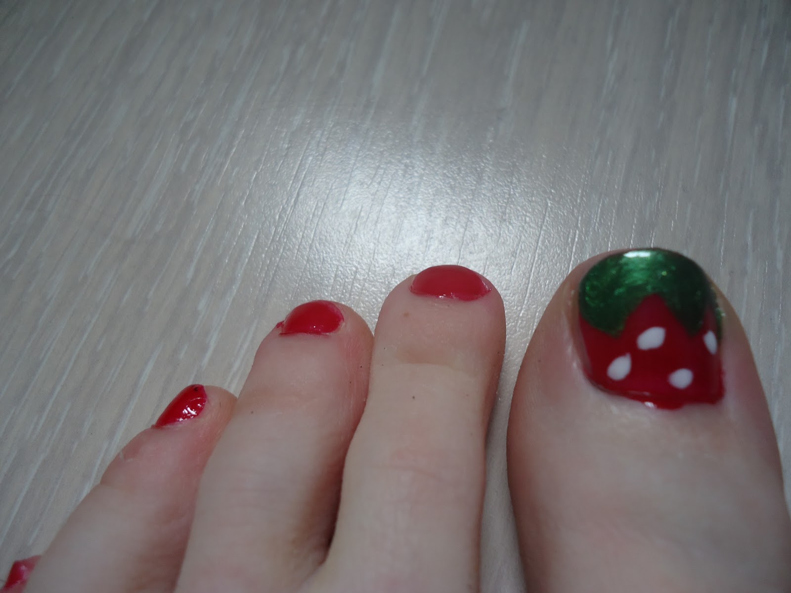 Nail Art Pictures: Strawberrie & Ladybug Toes