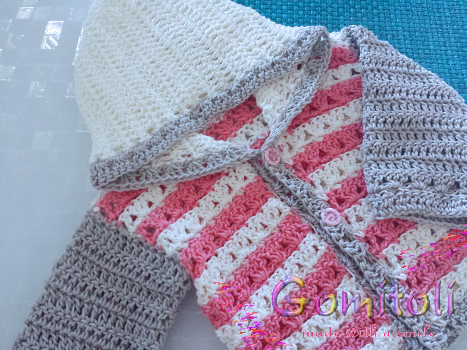 Gomitoli: Cardican con cappuccio per bimba