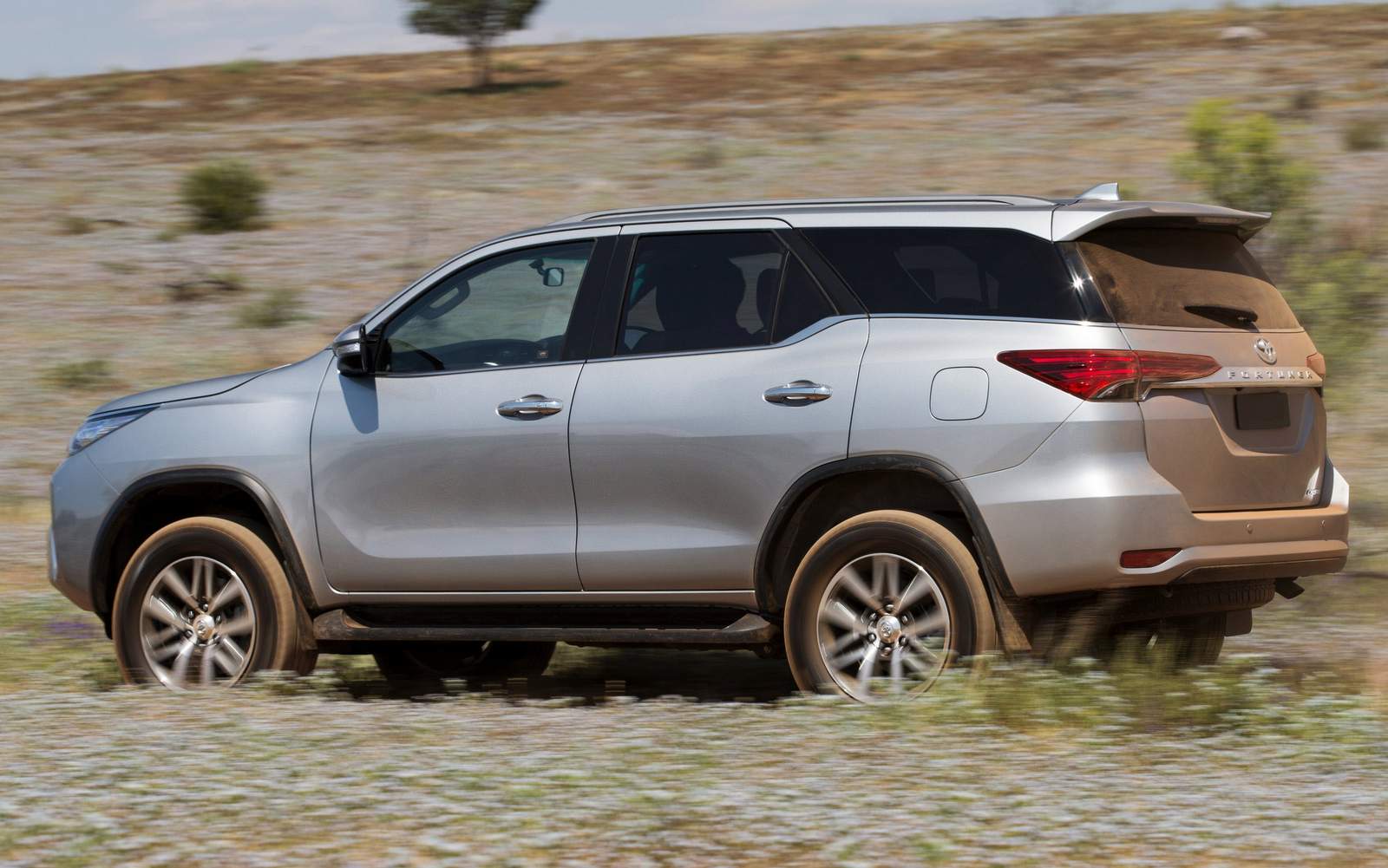 Nova Toyota Hilux SW4 2016 chega ao Brasil em dezembro