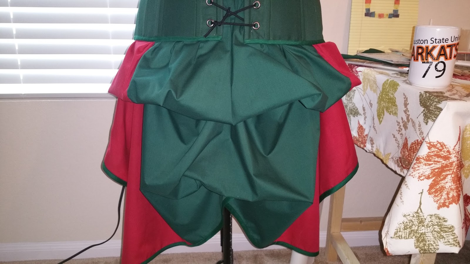 Danielle Sews: Simplicity 1091 Part 3 - Poison Ivy Bustle