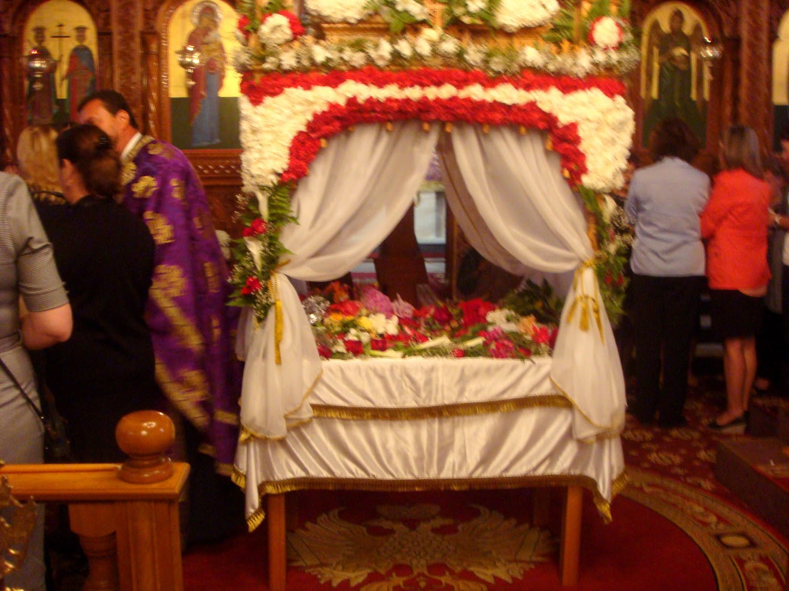 ΚΟΛΙΝΔΡΙΝΑ ΜΑΣΛΑΤΙΑ: ΣΤΟΛΙΣΜΟΣ ΚΑΙ ΠΕΡΙΦΟΡΑ ΤΟΥ ΕΠΙΤΑΦΙΟΥ ΣΤΟΝ ΙΕΡΟ ΝΑΟ ...