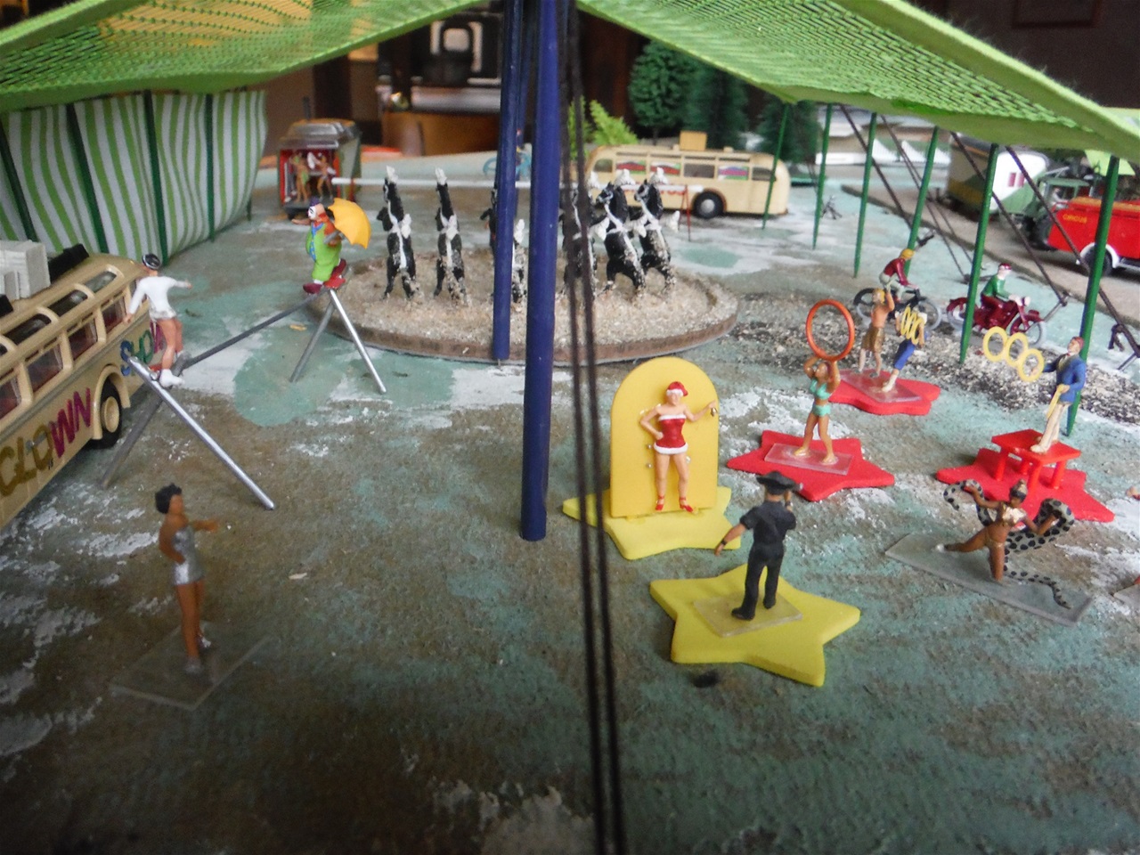 Circusmodellbau: Circus Sarrasani 1:87