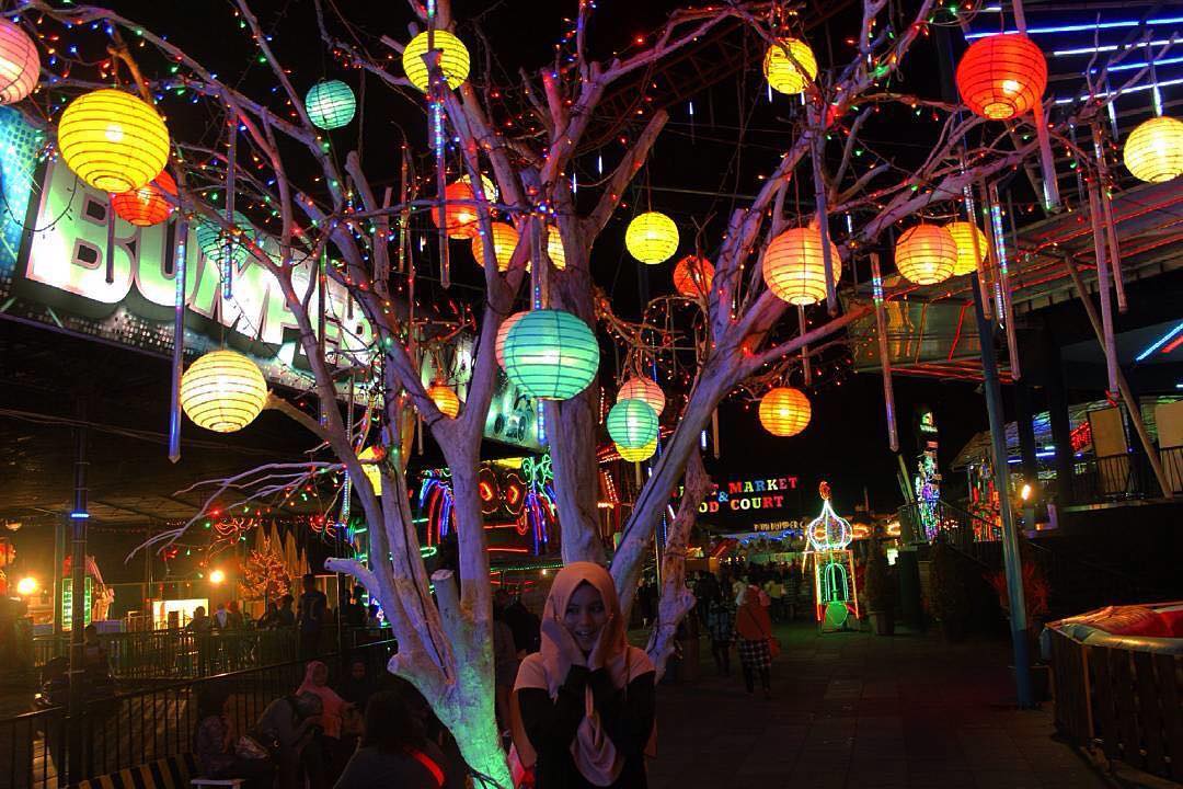 Batu Night Spectacular ( BNS ) tempat hiburan keluarga Malam hari penuh ...