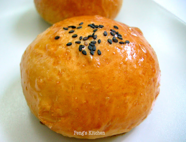 Peng's Kitchen: Red Bean Mochi Bun