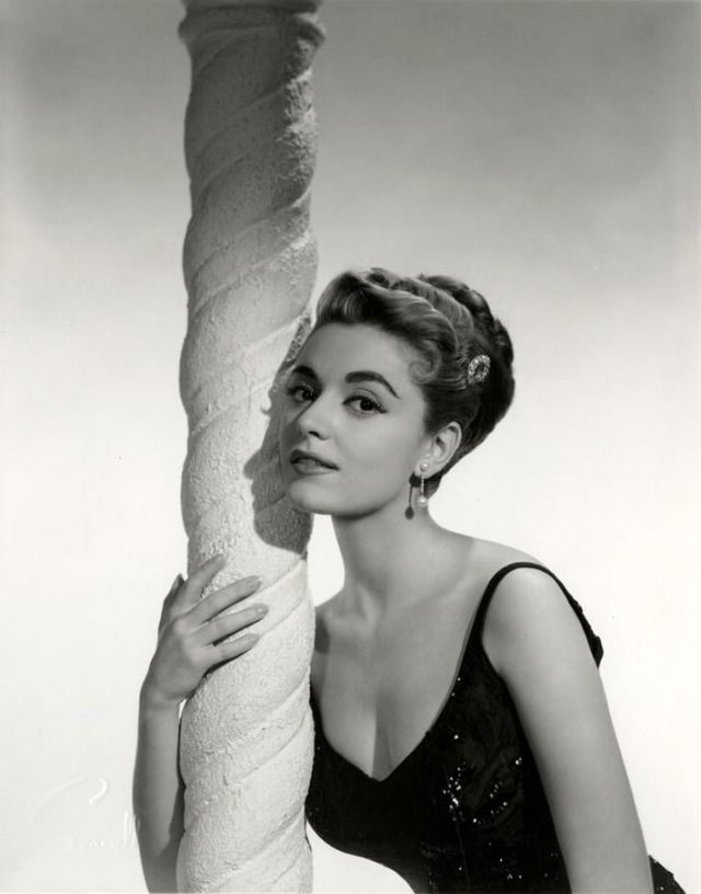 40 Gorgeous Photos of Young Beautiful and Talented Anna Maria ...