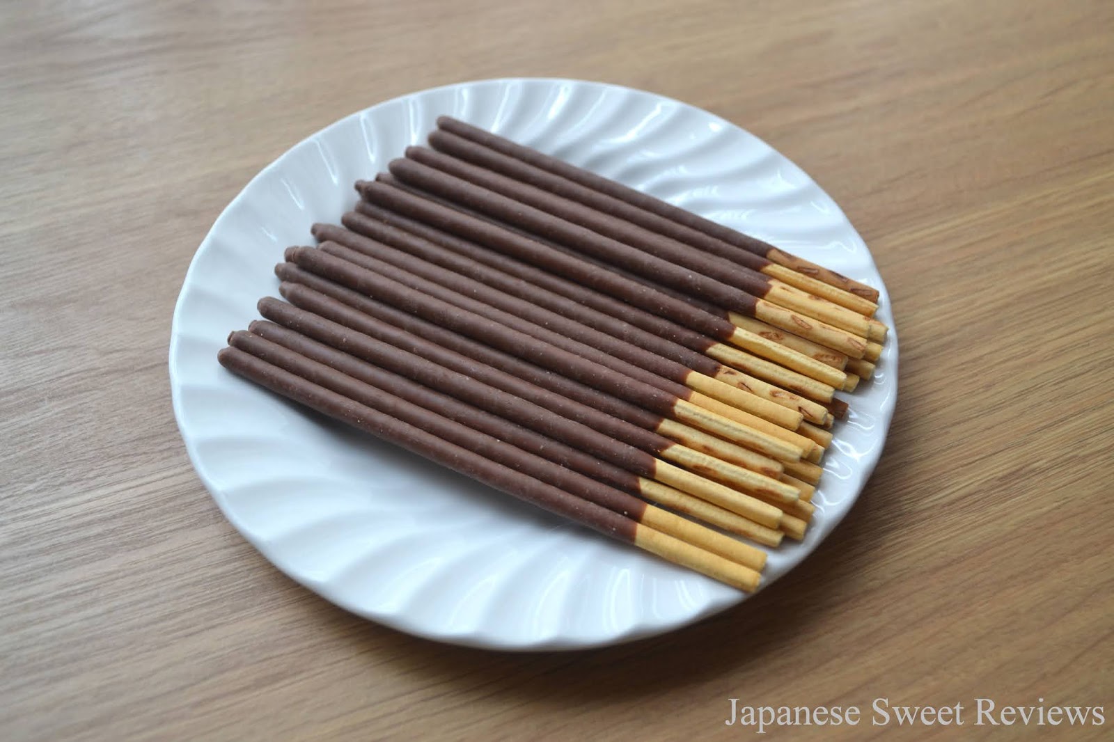 Japanese Sweet Reviews: Glico (LU) Mikado Chocolate - Review and Comparison