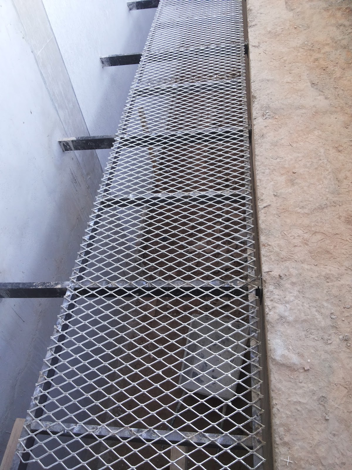 SOF SERRALHERIA OLIVEIRA E FARIA LTDA: PLATAFORMA EM CHAPA EXPANDIDA