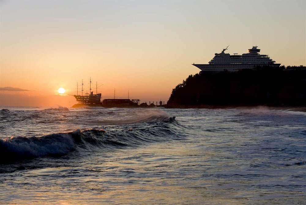 Clancy Tucker's Blog: 24 July 2020 - CRUISE SHIP ON A CLIFF IS A LUXURY ...