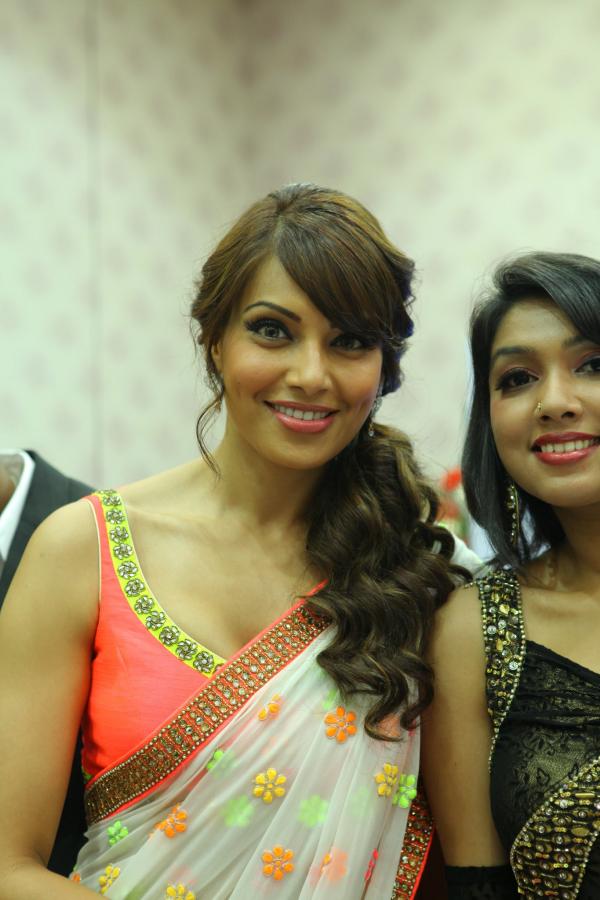 Bipasha Basu Inaugurates Maya Jewels Kochi Store. | Bollywood News