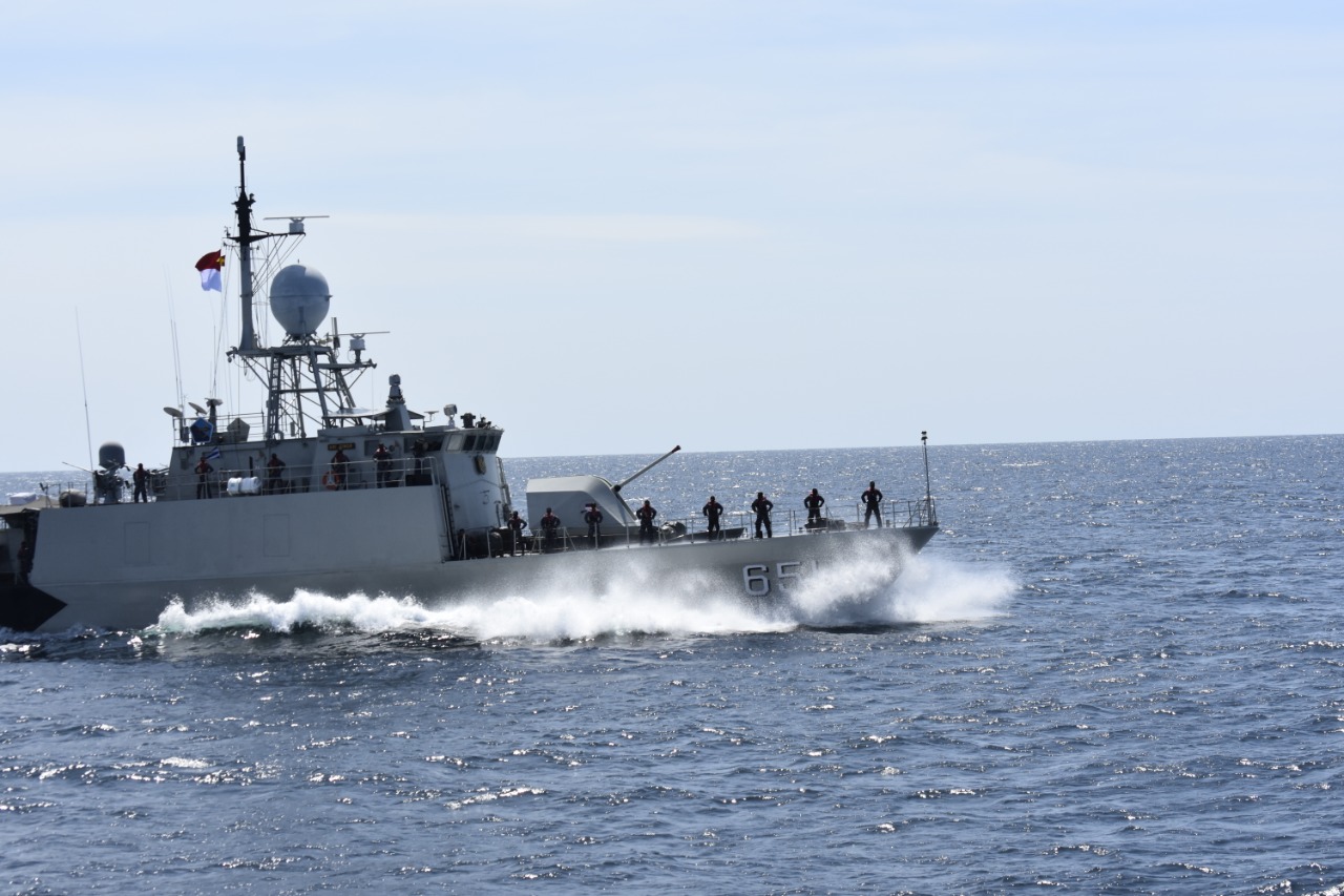 DEFENSE STUDIES: Dua-KRI dan Satu Pesawat Udara TNI AL Laksanakan ...