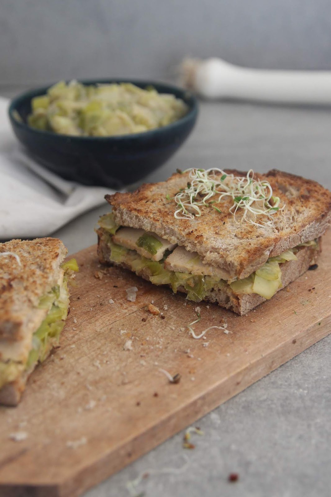Cuillère et saladier: Croque-monsieur aux poireaux et tofu fumé (vegan)