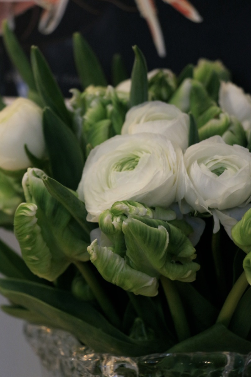 Sabelhagens olivlund : Nyårsbukett med tulpaner och ranunkler