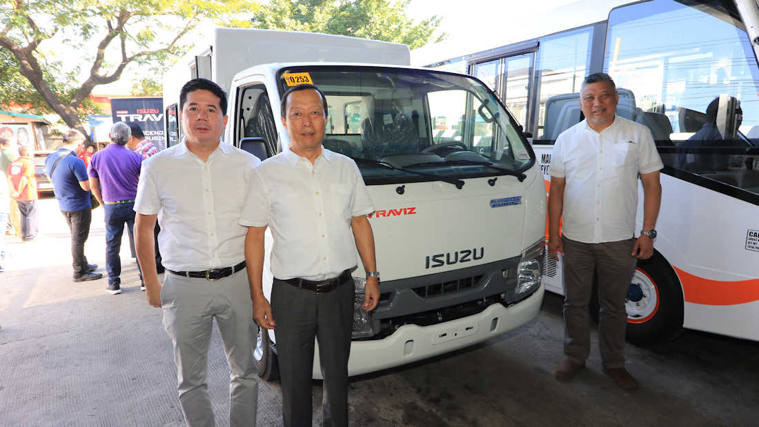 Isuzu Previews Traviz-Based Modern PUV | CarGuide.PH | Philippine Car ...