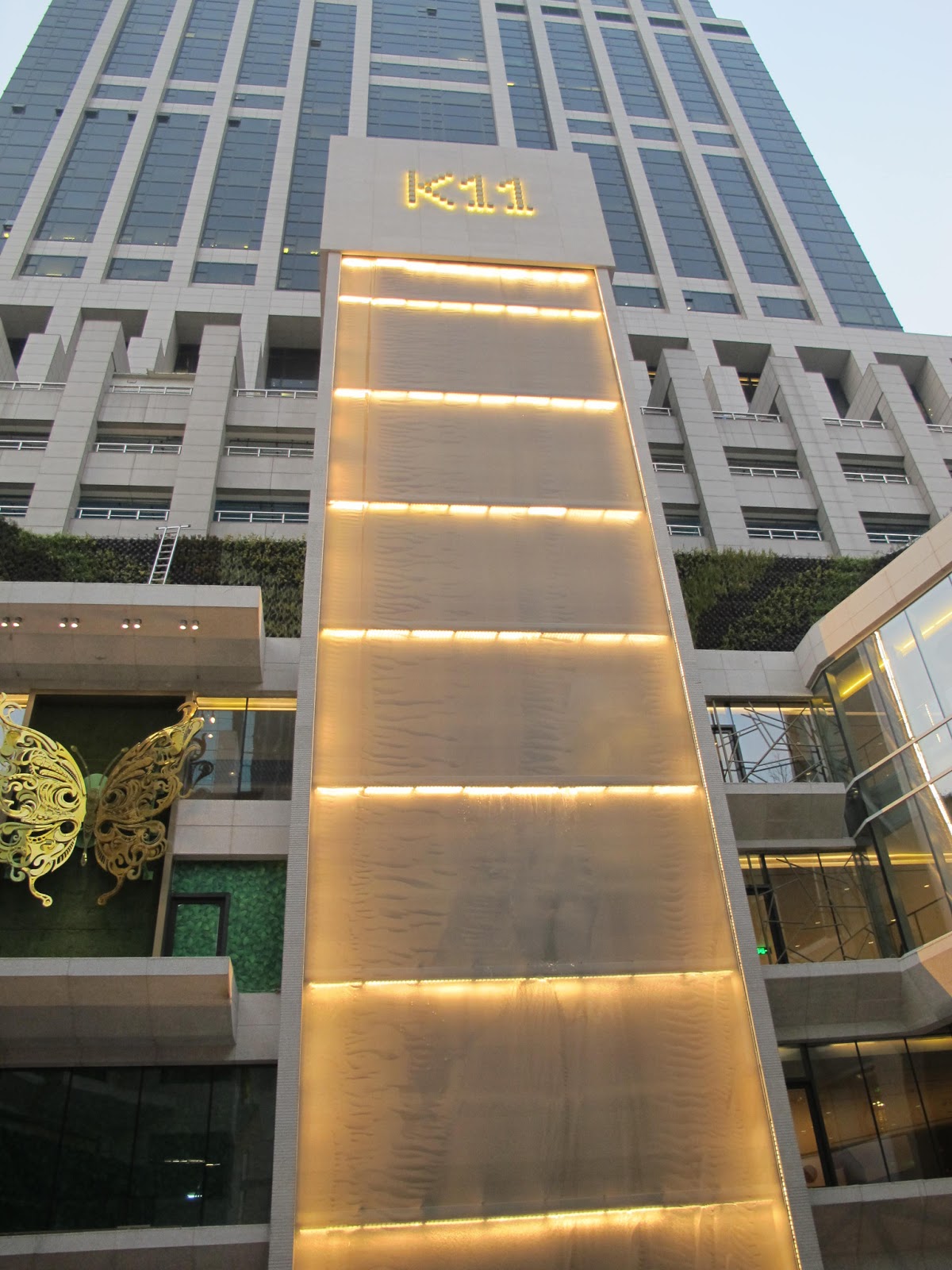 「對了，去上海吧！」Yes，Go Shanghai！「好了，到大陸工作吧！」: 上海K11購物藝術中心盛大開幕！33米全球最大的人工瀑布