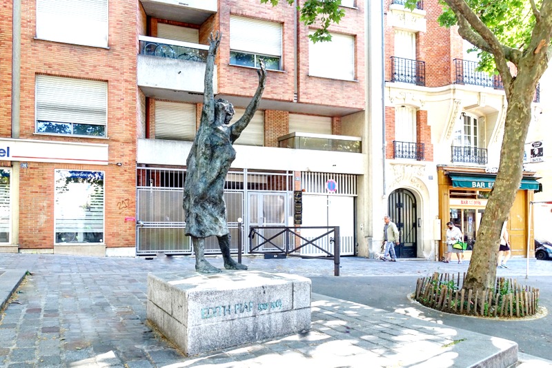 Paris : Hommage à Edith Piaf, une oeuvre de Lisbeth Deslile - XXème ...