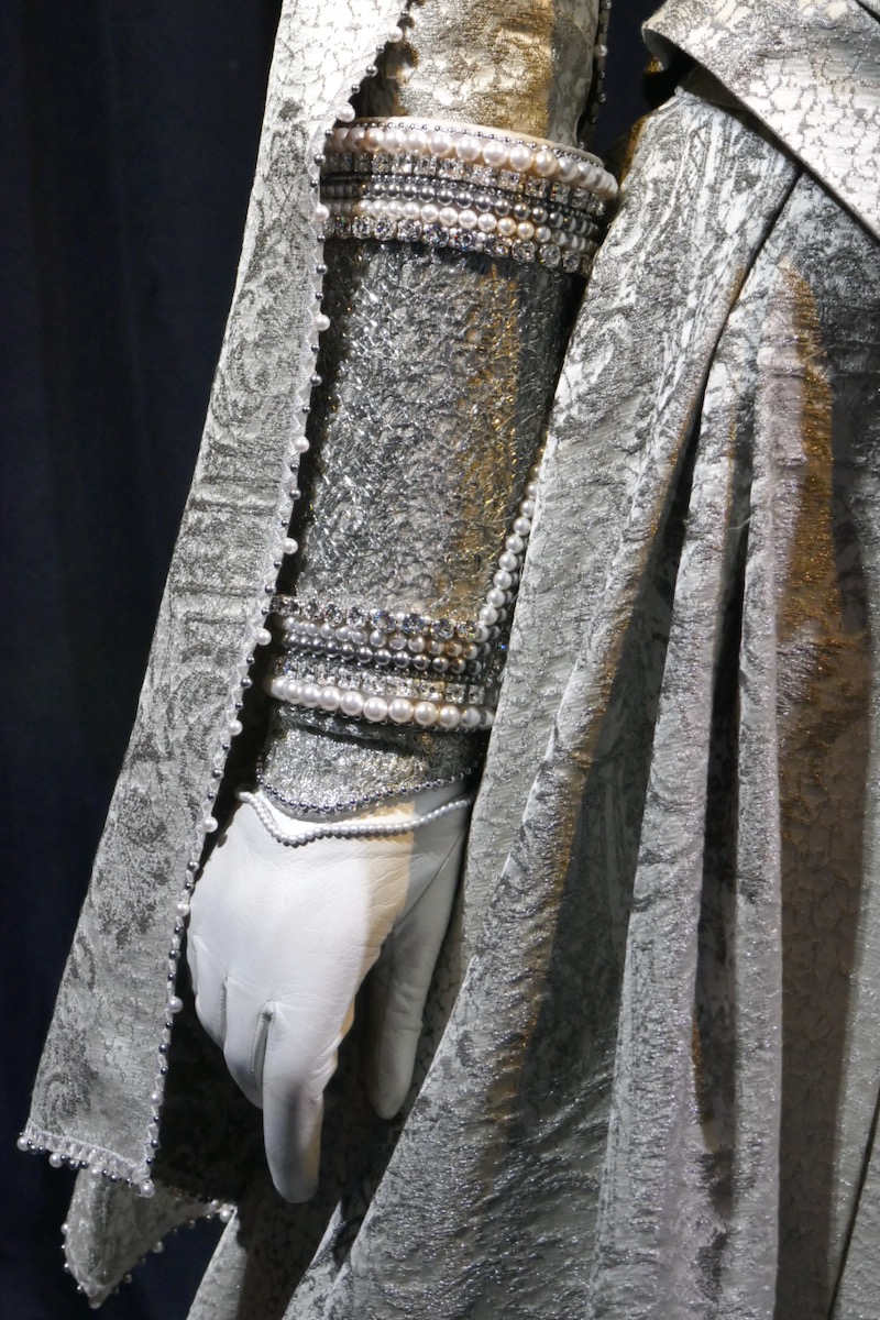 Hollywood Movie Costumes and Props: Michelle Pfeiffer's Queen Ingrith ...