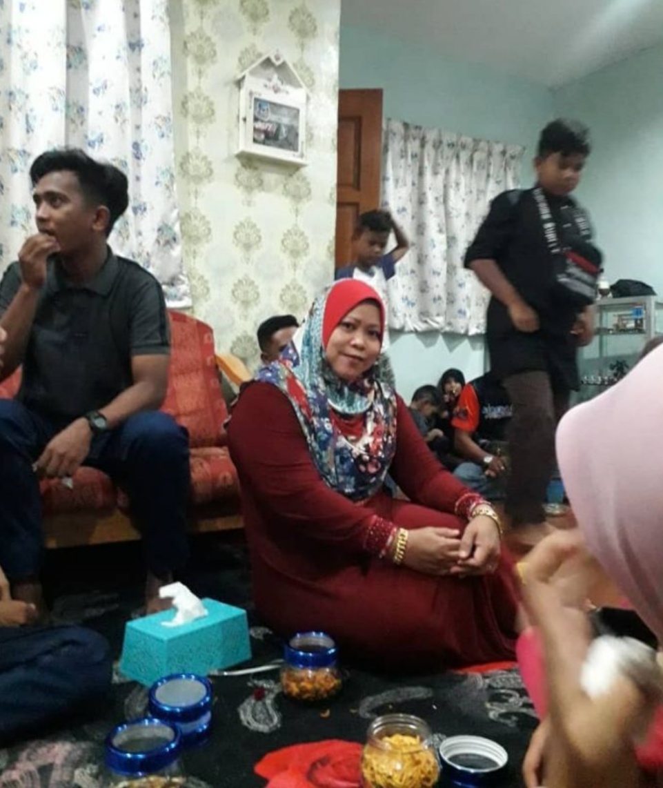 “Rambut mengerbang, duduk atas balang kuih raya” – Rumah terbuka Hari ...