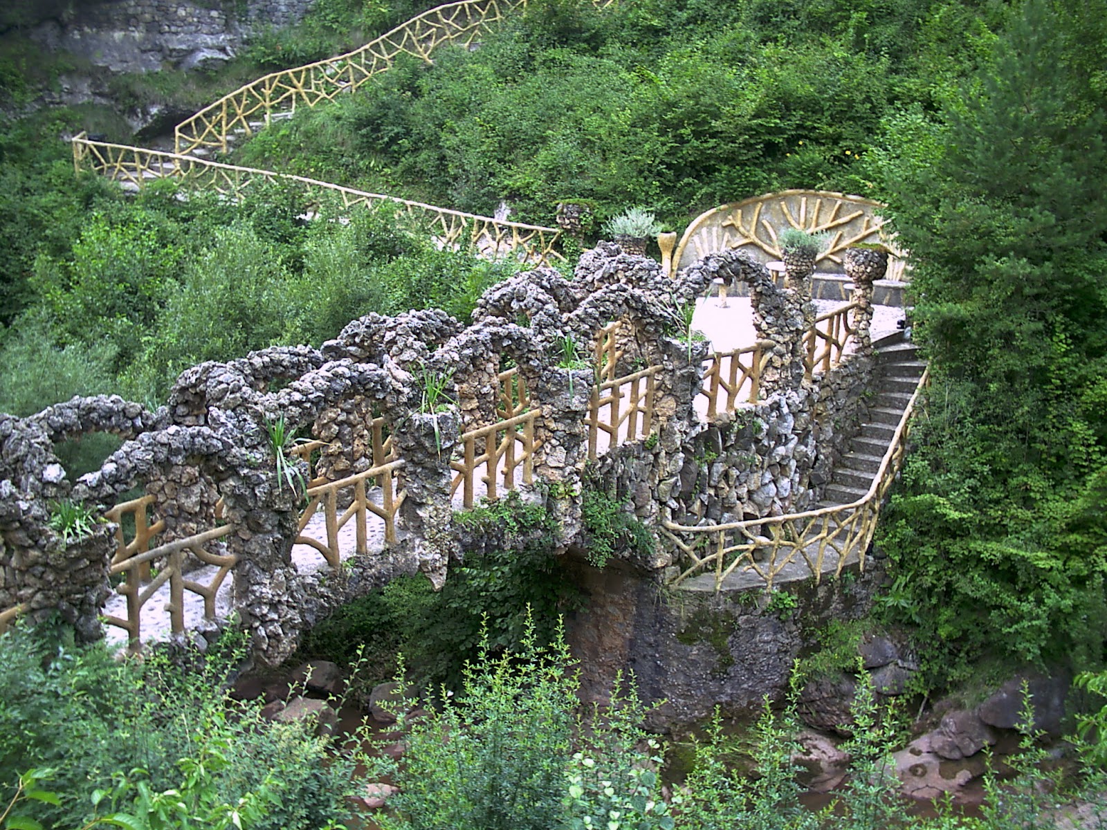Antoni Gaudi Barcelona España Jardines de Can Artigas (With images ...