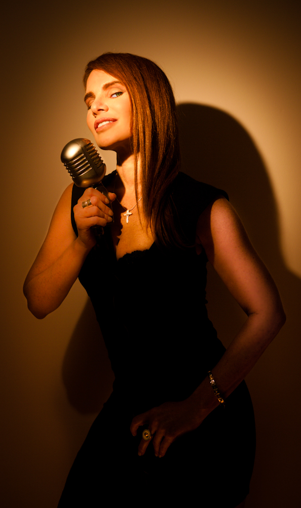 MARIA RIVAS CELEBRA EN GRANDE SUS 30 AÑOS DE CARRERA ARTÍSTICA