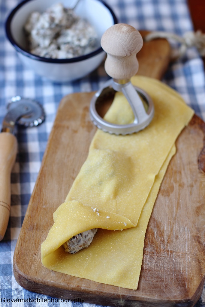 Ravioli con ricotta di pecora, funghi champignon e nocciole tostate ...