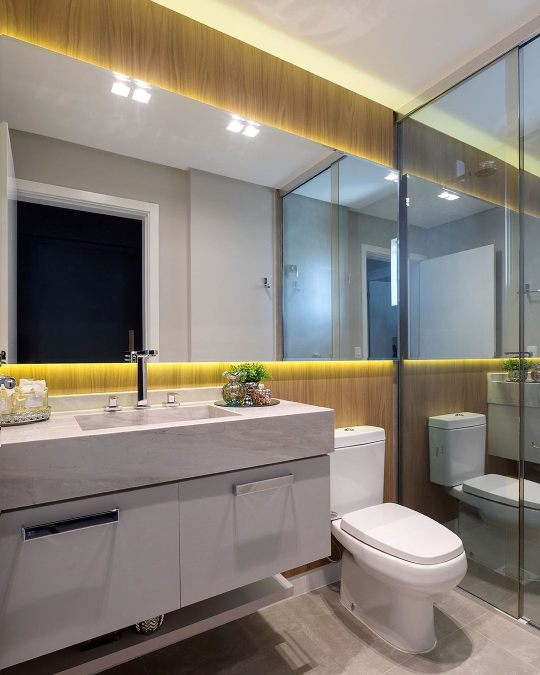 Banheiro lavabo com box de vidro espelhado e painel de madeira ...