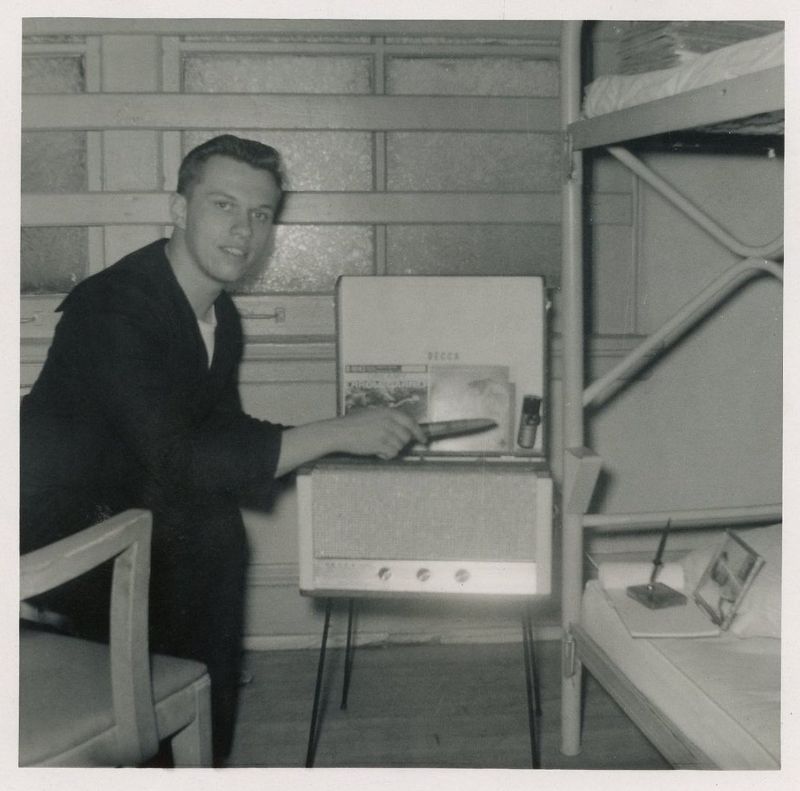 35 Cool Photos of People Posing With Their Record Players in the 1950s ...