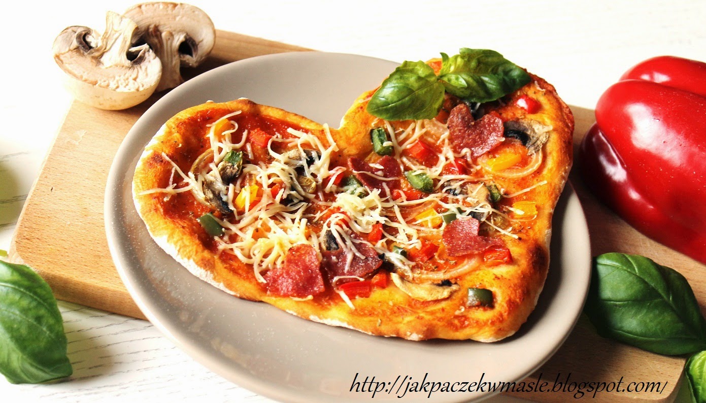 Jak pączek w maśle...: Walentynkowa pizza w kształcie serca