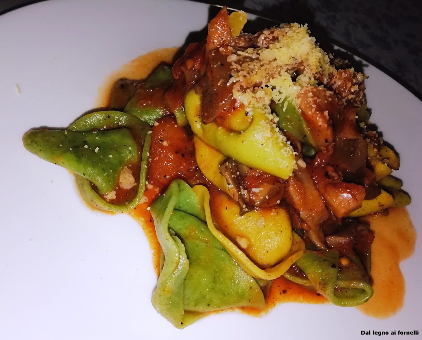 Cappellacci del brigante, di farina e cavolo nero. Conditi con funghi ...