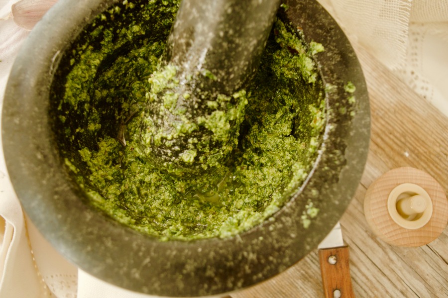 Pesto de hojas de zanahoria #aquínosetiranada | Cocina