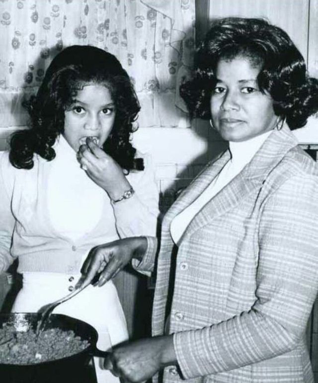 Lovely Pics of a Teenager La Toya Jackson at Home in 1972 ~ Vintage ...