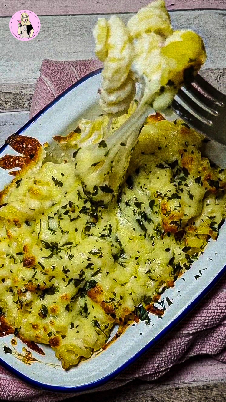 Cheesy Garlic Bread Pasta Bake Recipe | Low Calorie | Sugar Pink Food ...