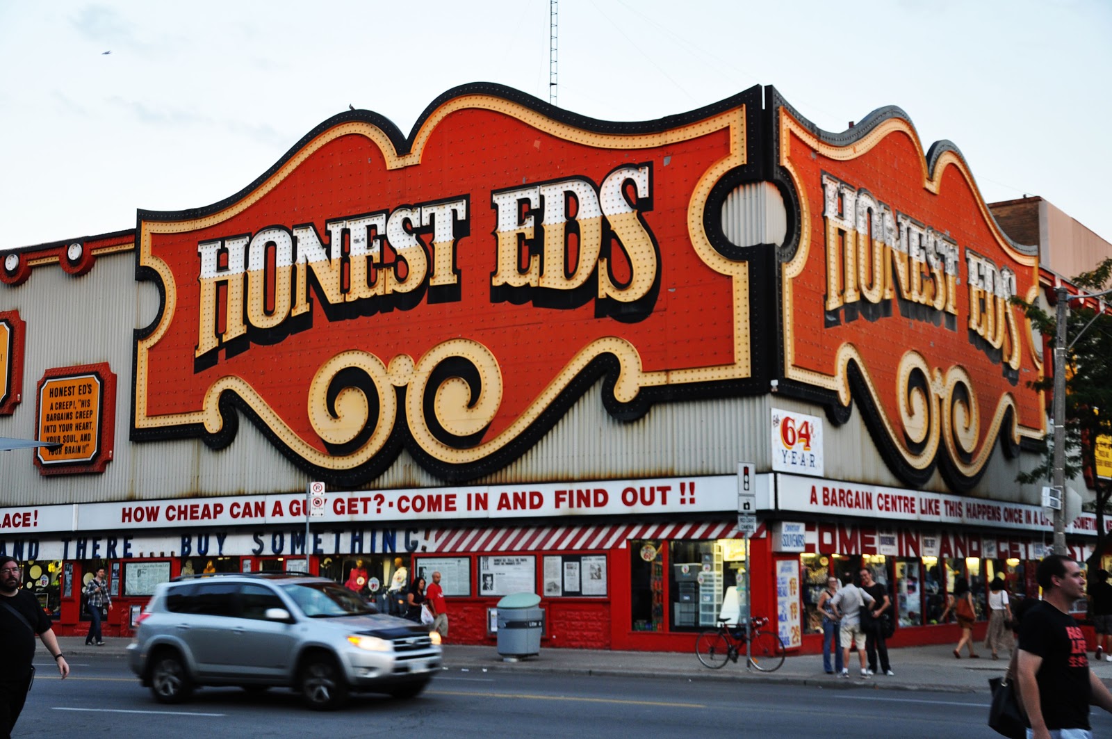 www.fromatravellersdesk.com: HONEST ED's ~ A Toronto Landmark No More!