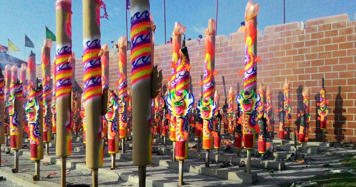 KAMI ANAK SENI: COLOK BESAR YANG DIBAKAR DI TOKONG CINA DI PASIR PANJANG