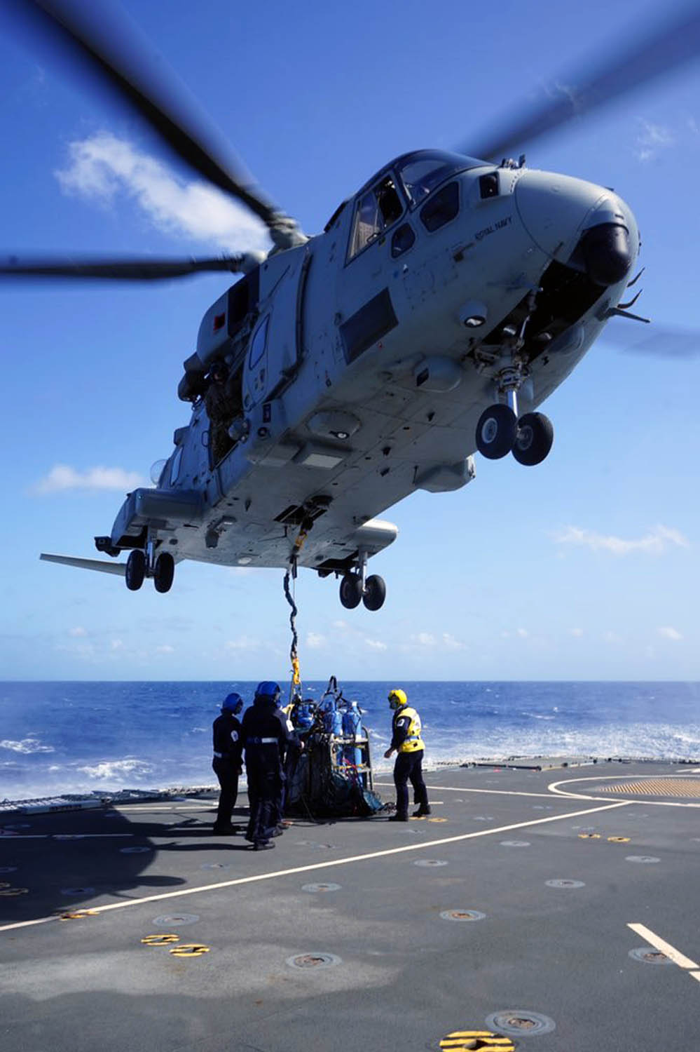 Air101 The UK s Navy s Largest Helicopter Touched Down On HMS Medway air101-the-uk-s-navy-s-largest-helicopter-touched-down-on-hms-medway