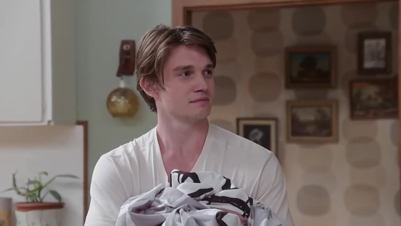 ausCAPS: Henry Rolleston shirtless in Shortland Street