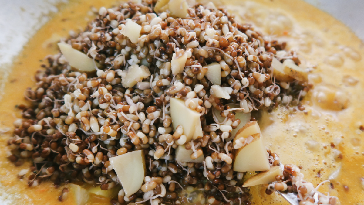 Misal Pav Recipe | Spicy Misal Recipe - The Pretty City Girl | Indian ...