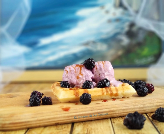 Paraiso: GOFRES CON HELADO DE MORAS MUY FÁCIL