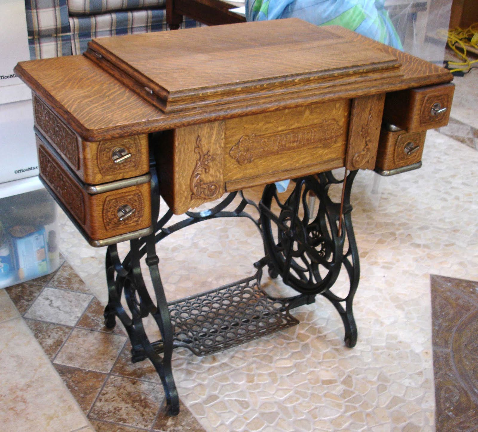 Pepo Passion: Sewing Machine with Koi...it was meant to be