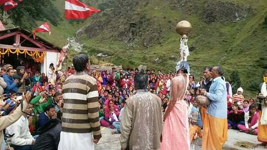 पहाड़ से पहाड़ी: Khiro Valley the ultimate and untouched full of alpine meadows..