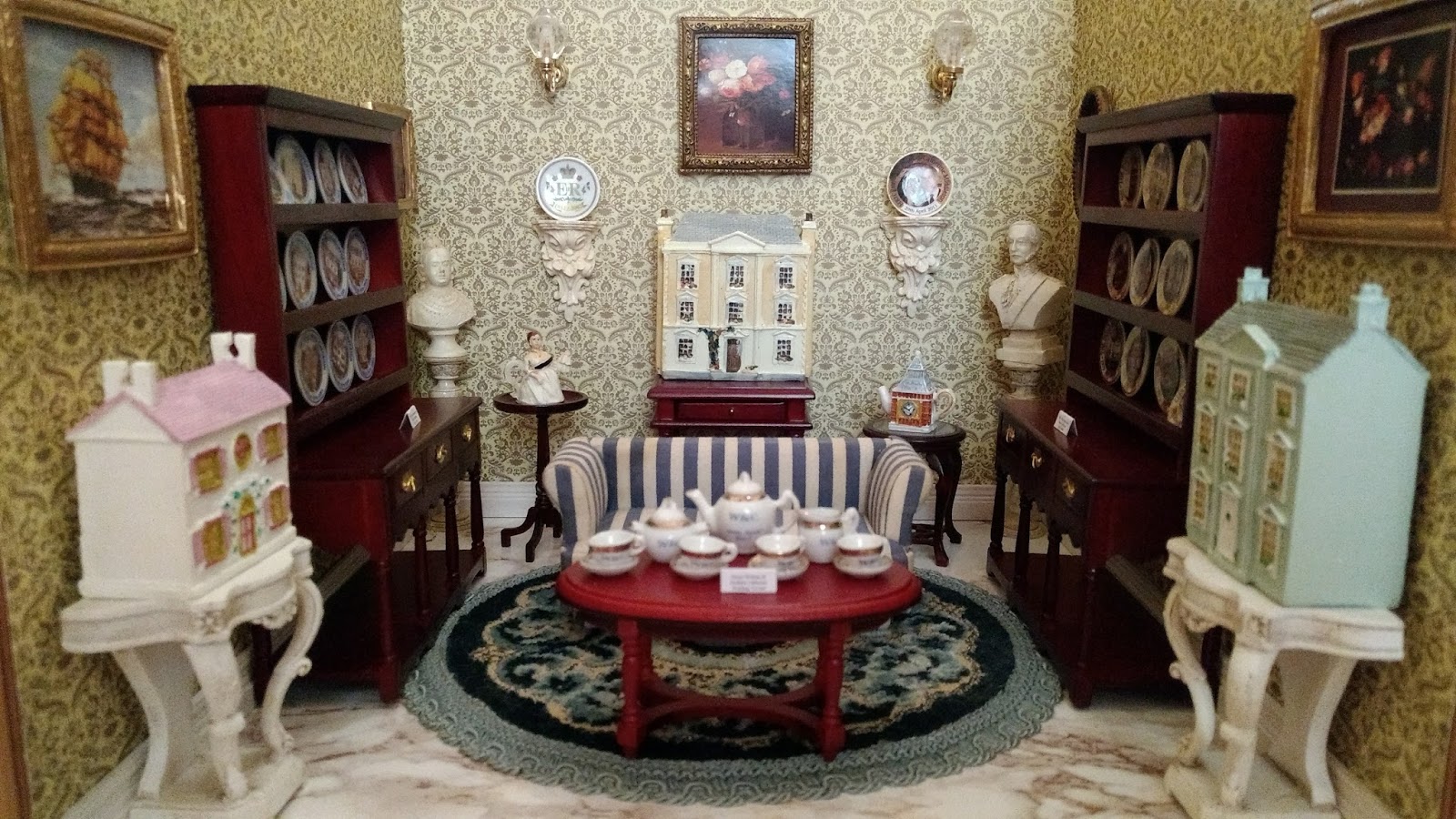 My Miniature World: Finishing off the DHE Miniature Museum Room Box