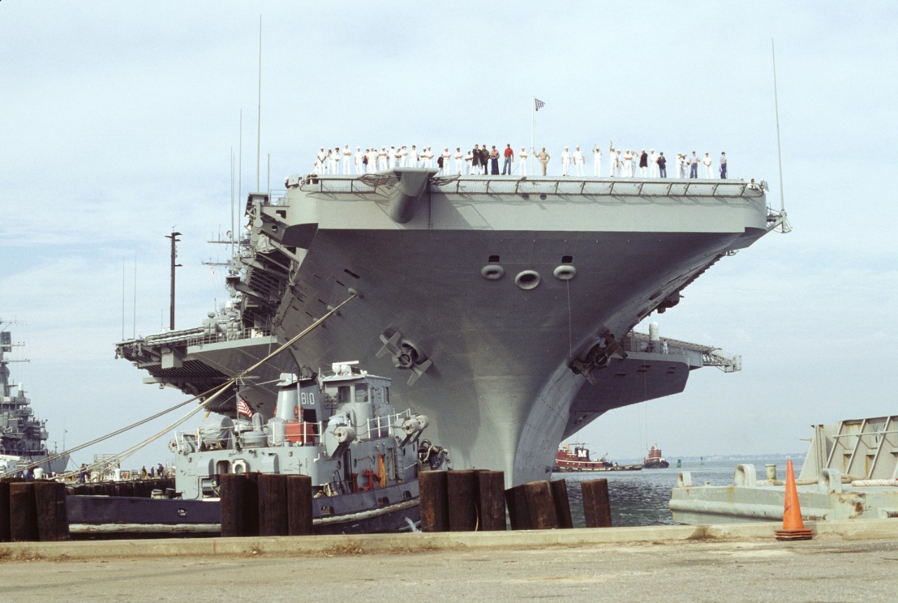 Paul Davis On Crime: A Look At One Of The U.S. Navy's Largest Ships ...