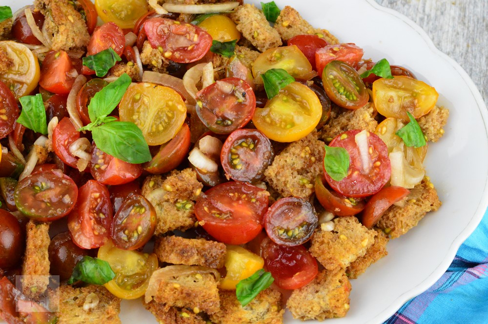 Panzanella, salata italiana cu rosii si paine - CAIETUL CU RETETE