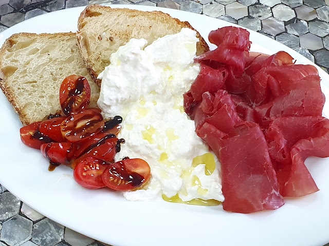 Maryam's Culinary Wonders: 1556. Single Serve Burrata Plate