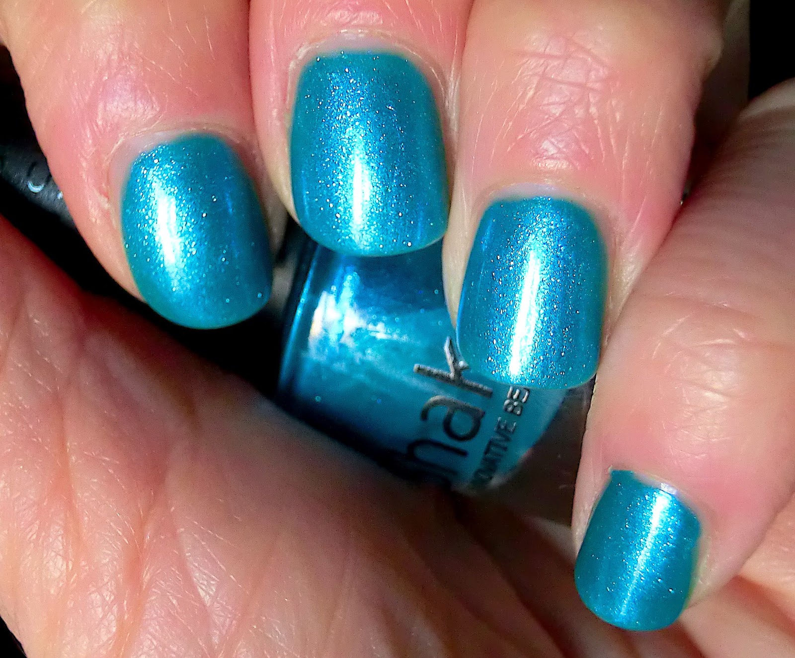 Dream a little dream of beauty: Shaka nail polish turquoise