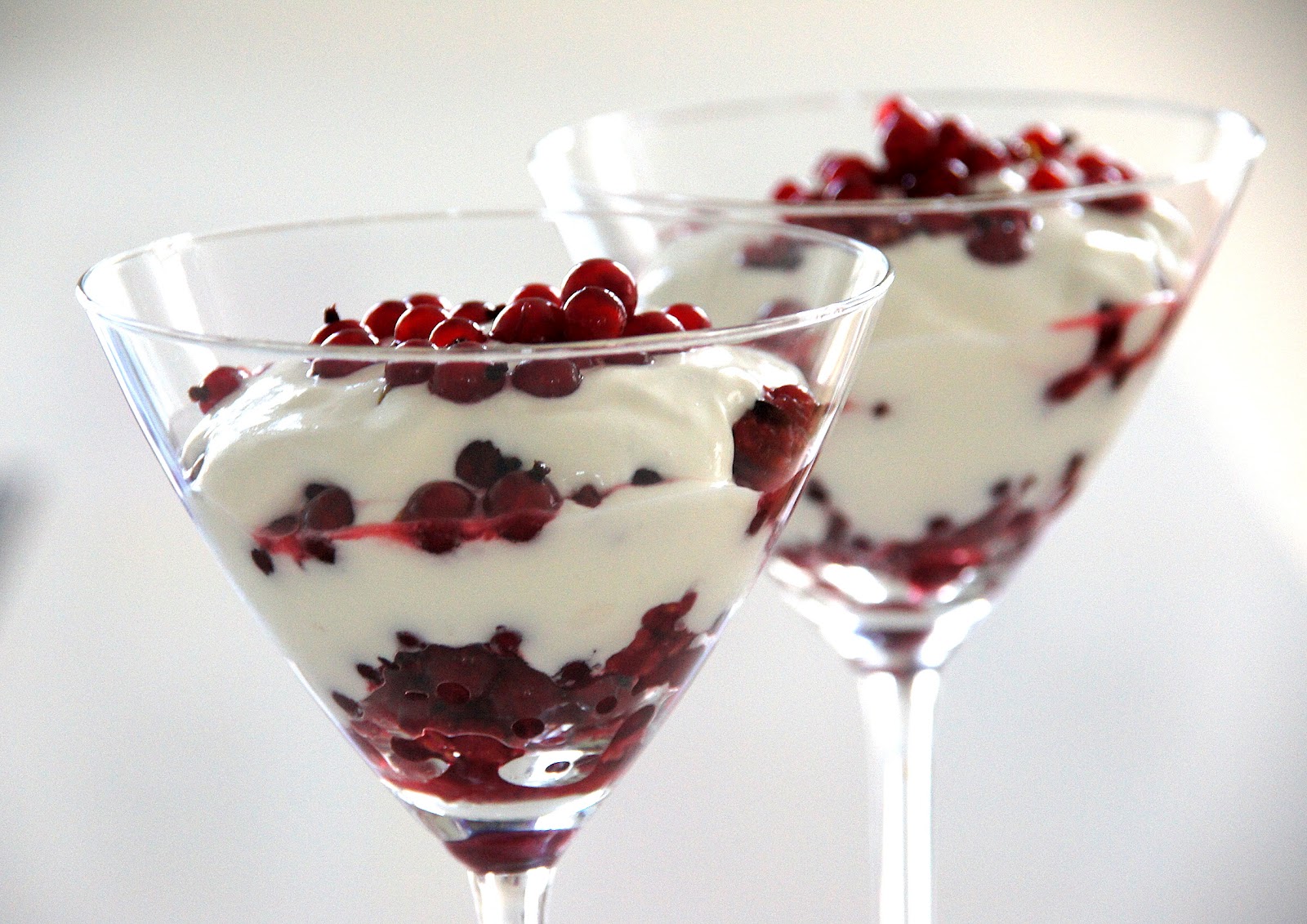 KOTONA: Härkäpapupannu - Punaiset viinimarjat jogurtissa