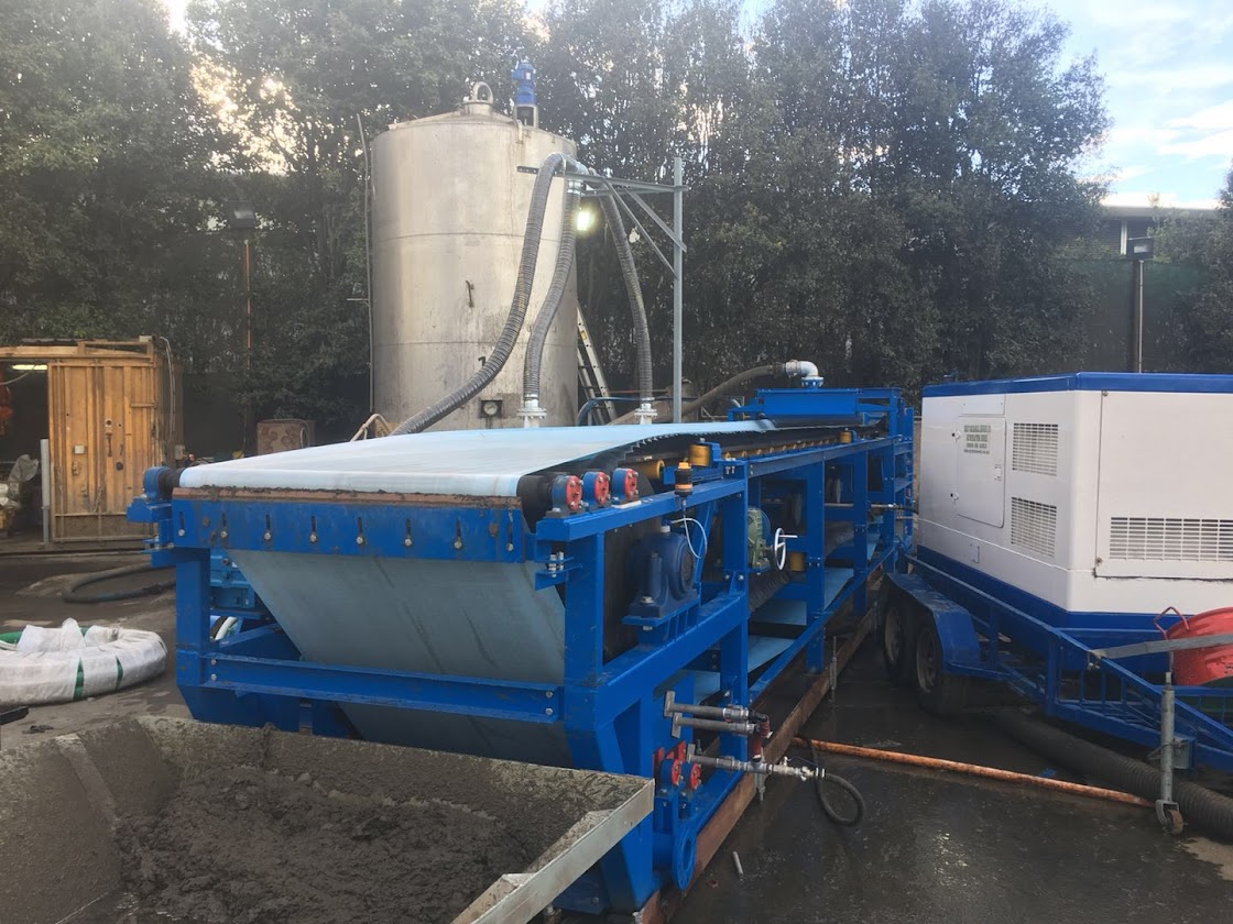 Vacuum filter conveyor belt