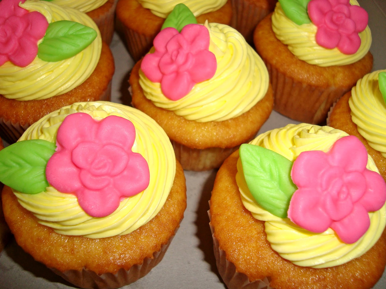 Sugar Butter Baby: Hurricane Luau Cupcakes