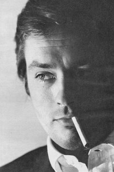 ALAIN DELON: HUMO. FUMATAS. SIGNAUX DE FUMÉE. SMOKE