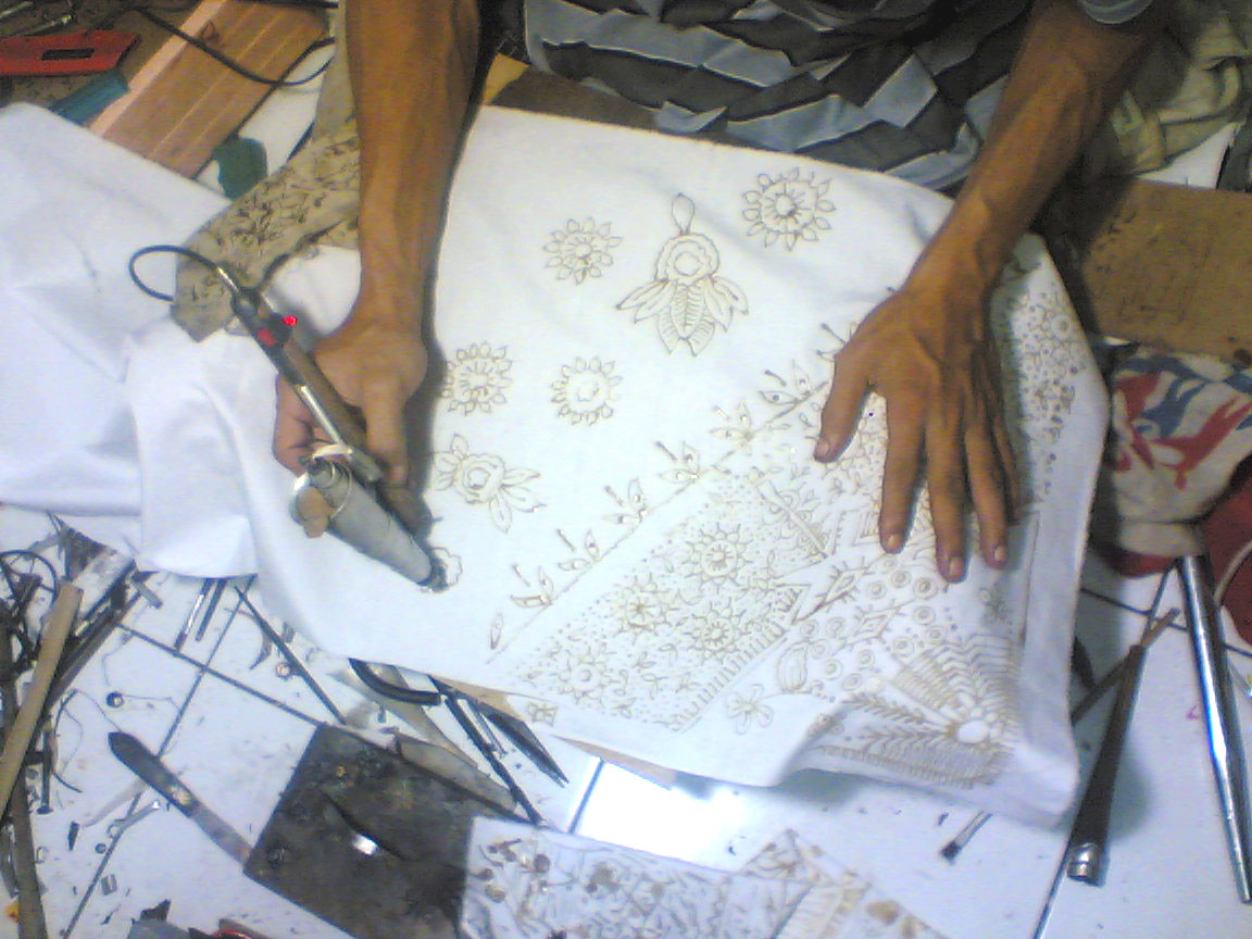Canting batik elektronik untuk melukis - Karya seni sepatu lukis