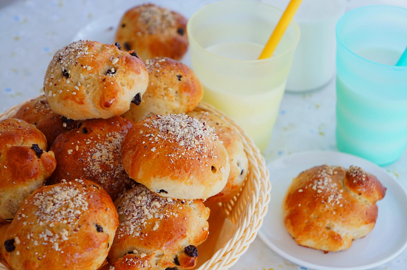 Kitchen Stories: Raisin Buns